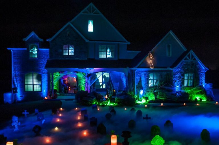 13 Spooky Halloween House Decorations to Try in 2025 - Architectures Ideas