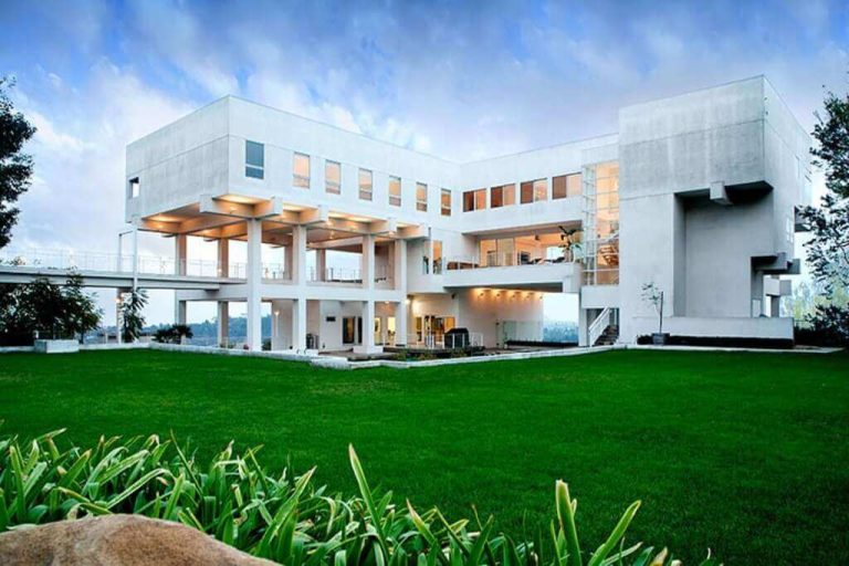 25 Incredible Modern Mansions for Luxury Living Space